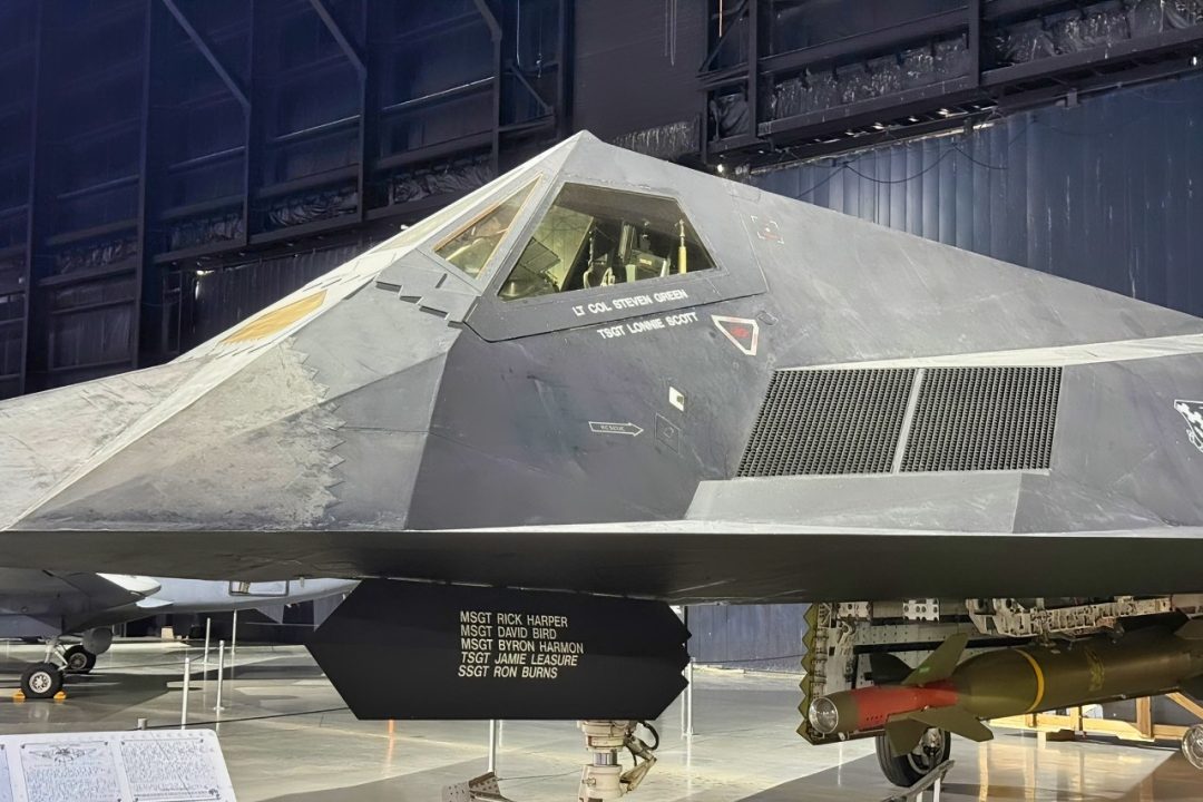 'Retired' U.S. Air Force F-117 Nighthawk 'Stealth Fighter' Will Now Fly ...