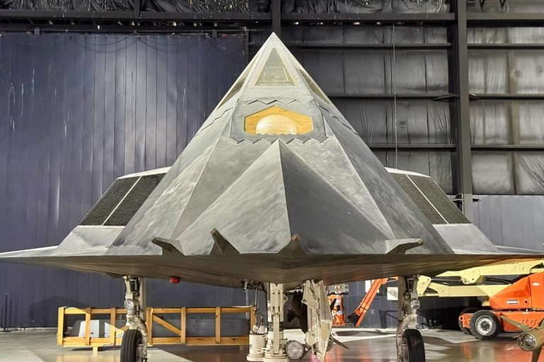 The Air Force Can't Quit the F-117 Nighhawk 'Stealth Fighter'. Here's ...