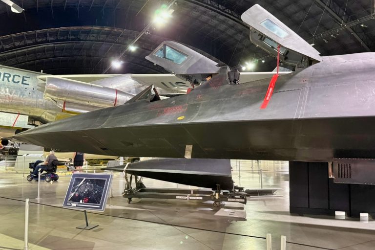 'Time Travel': SR-71 Pilot Recalls Blackbird Flying So Fast It Landed ...