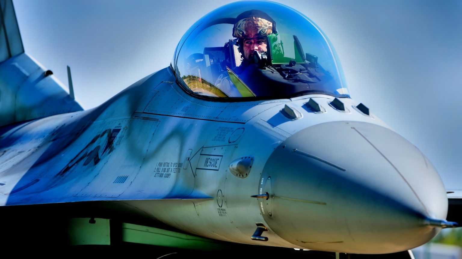 What's the Difference Between the US F-14 Tomcat & F-16 Fighting Falcon ...