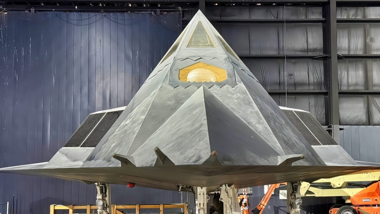 'Retired' U.S. Air Force F-117 Nighthawk 'Stealth Fighter' Will Now Fly ...